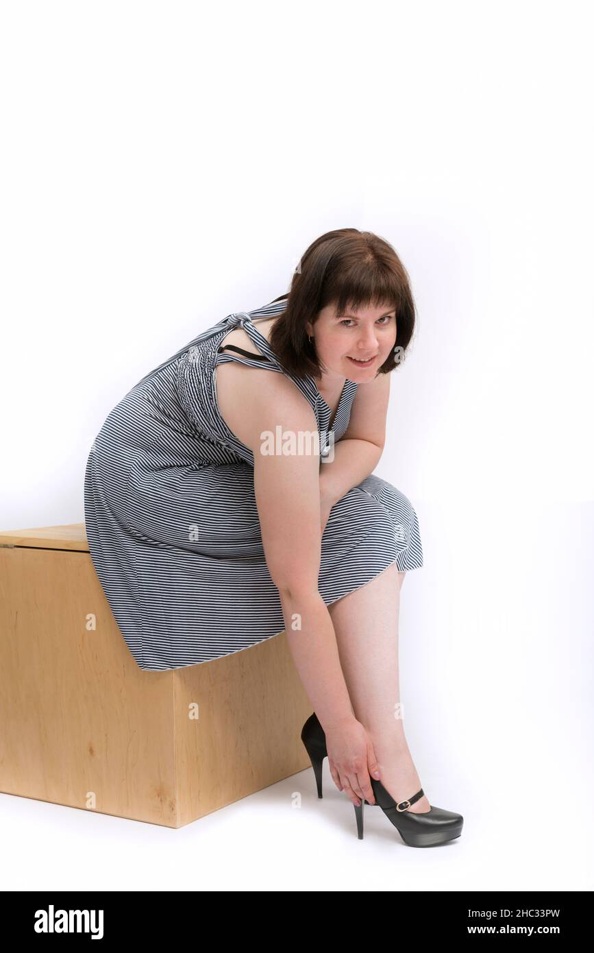 Portrait Plus size Frauen in grauem Kleid mit High Heels isoliert auf weiBem Hintergrund Stockfotografie Alamy