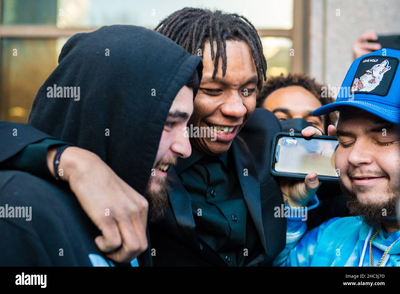 Minneapolis, Usa. 23rd Dez 2021. Daunte Wrights Bruder Dallas Bryant, sein Freund Emajay Driver ...