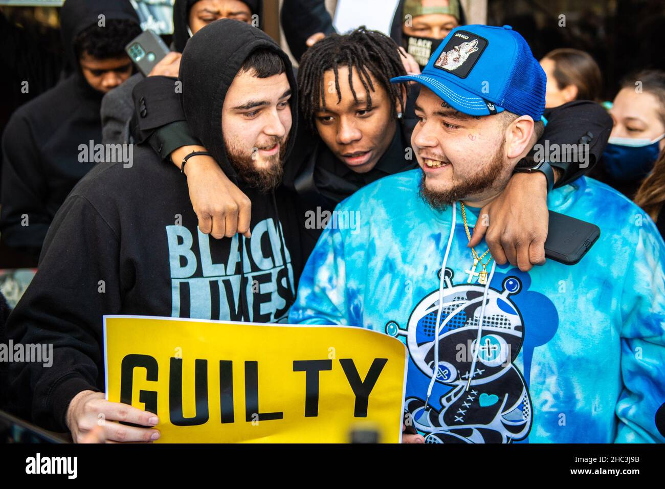 Minneapolis, Usa. 23rd Dez 2021. Daunte Wrights Bruder Dallas Bryant, sein Freund Emajay Driver ...