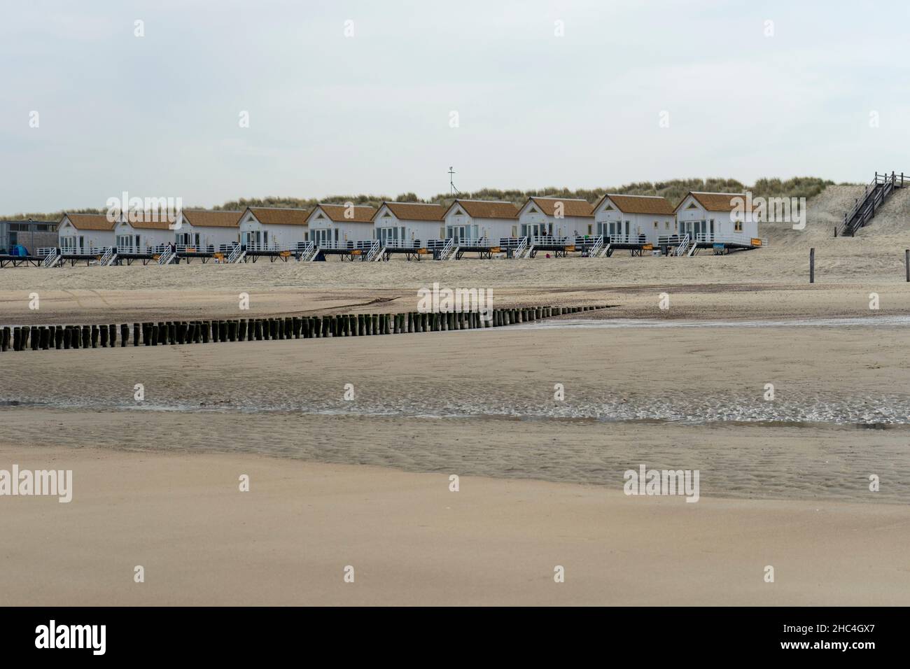 Domburg - Blick auf den Strand mit Strandhäusern, die für die Saison ...