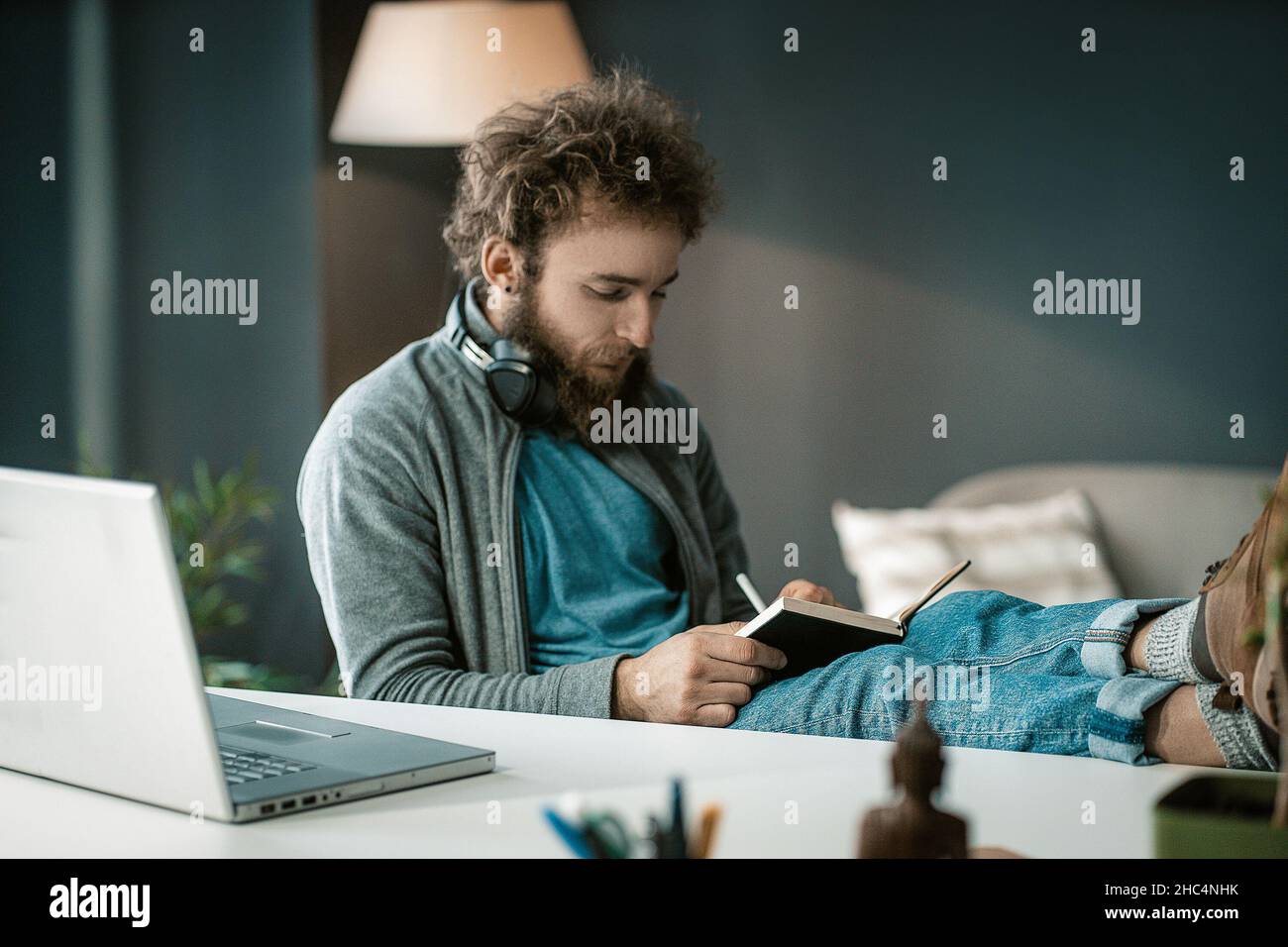 Mann schreibt notizen -Fotos und -Bildmaterial in hoher Auflösung – Alamy