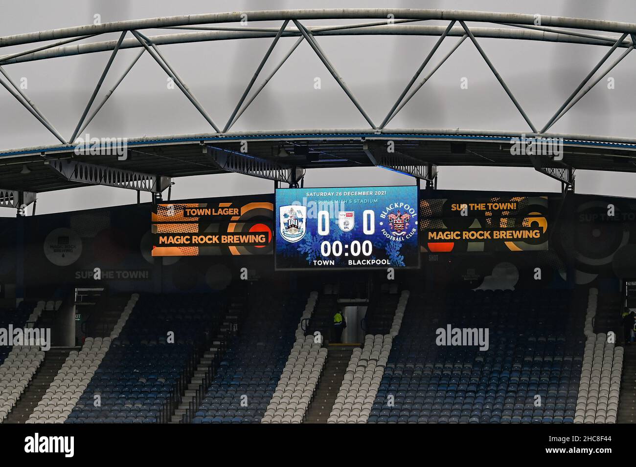 Gesamtansicht der Anzeigetafel im John Smith's Stadium, der Heimat von ... Gesamtansicht der Anzeigetafel im John Smith's Stadium, der Heimat von ...