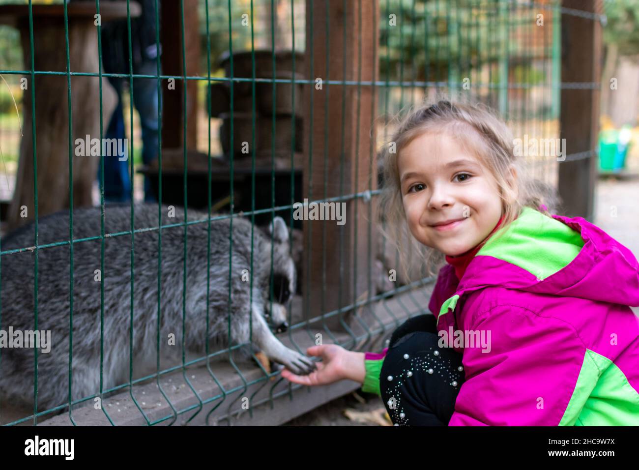 Mädchen im käfig -Fotos und -Bildmaterial in hoher Auflösung – Alamy