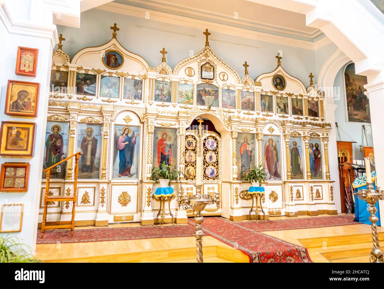 Ikonostas Ikonostase im Inneren der St. Nikolaus-Kathedrale, Almaty, Kasachstan. Die orthodoxe ...