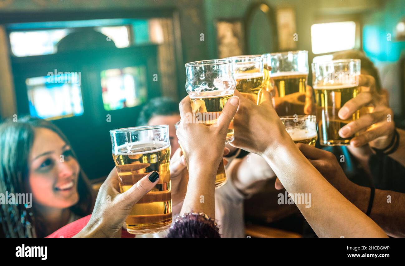 Bier trinken konzept -Fotos und -Bildmaterial in hoher Auflösung – Alamy