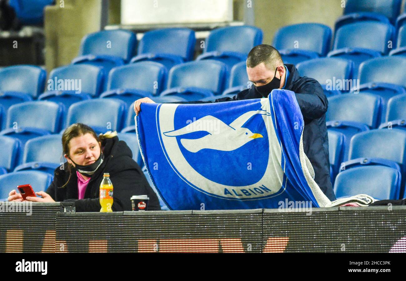 Brighton fans kommen an -Fotos und -Bildmaterial in hoher Auflösung – Alamy