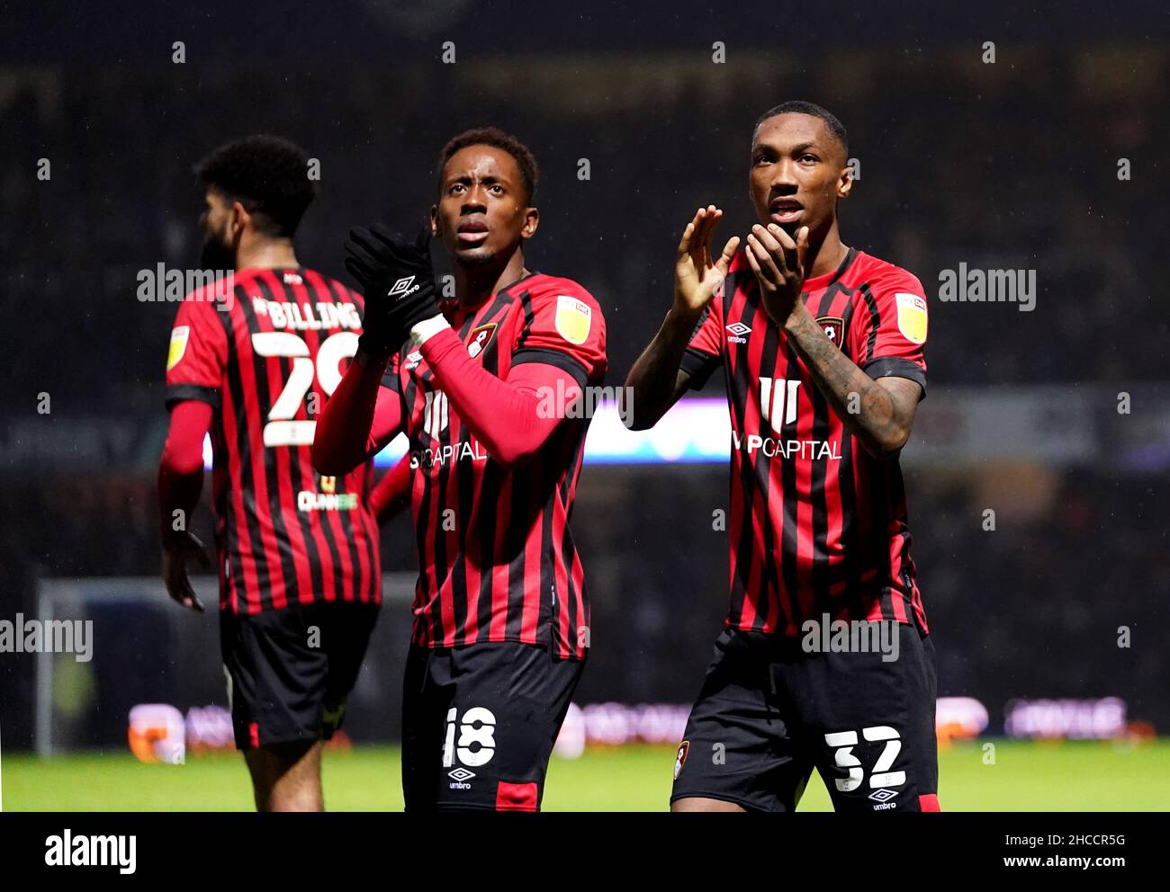 Bournemouth's Jaidon Anthony (rechts) und Jamal Lowe applaudieren den ...