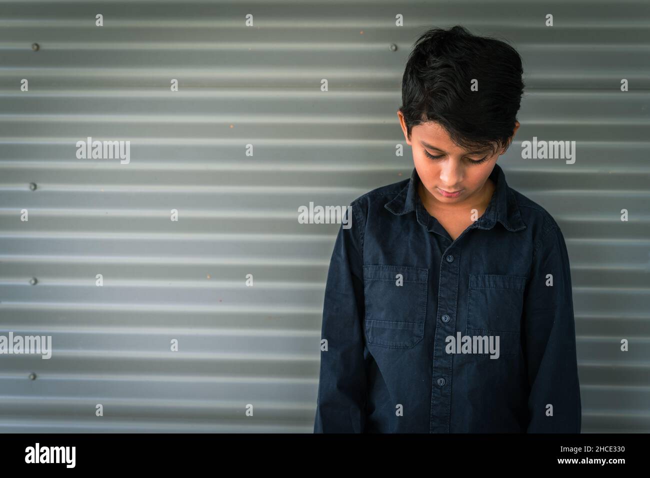 Trauriges Kind, das traurig aussieht. Deprimiertes Personenkonzept ...