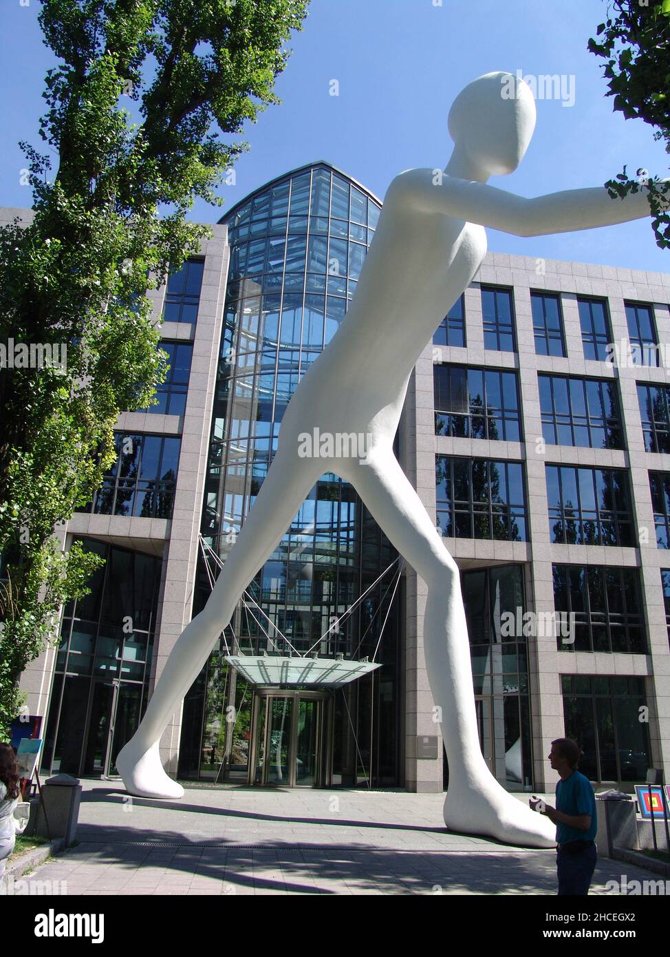 Walking man, Skulptur von Jonathan Borofsky aus glasfaserverstärktem ...