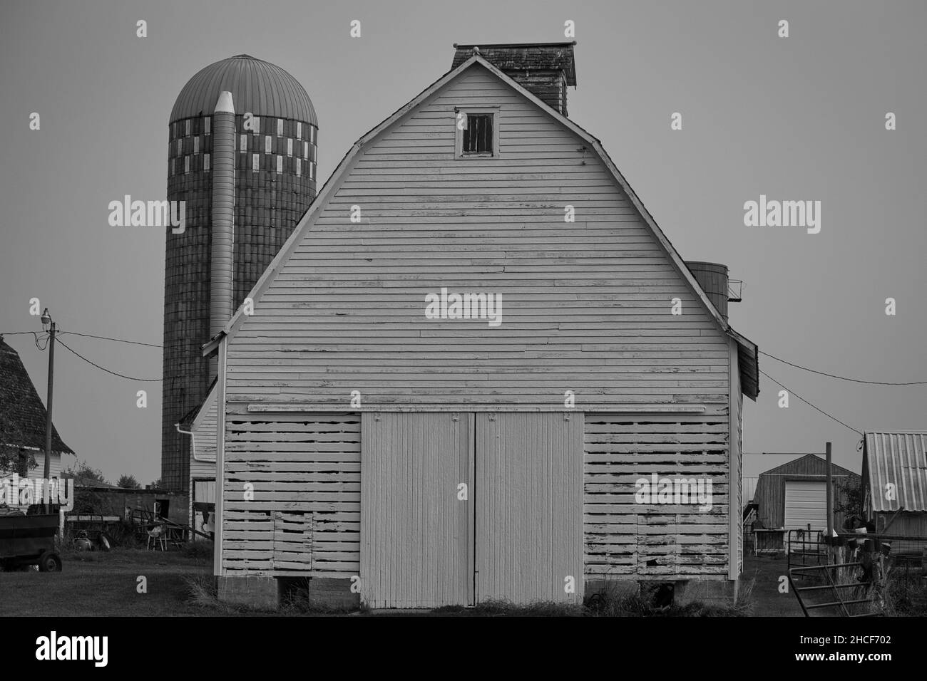 Wiese mit scheune und wald im hintergrund -Fotos und -Bildmaterial in hoher Auflösung – Alamy