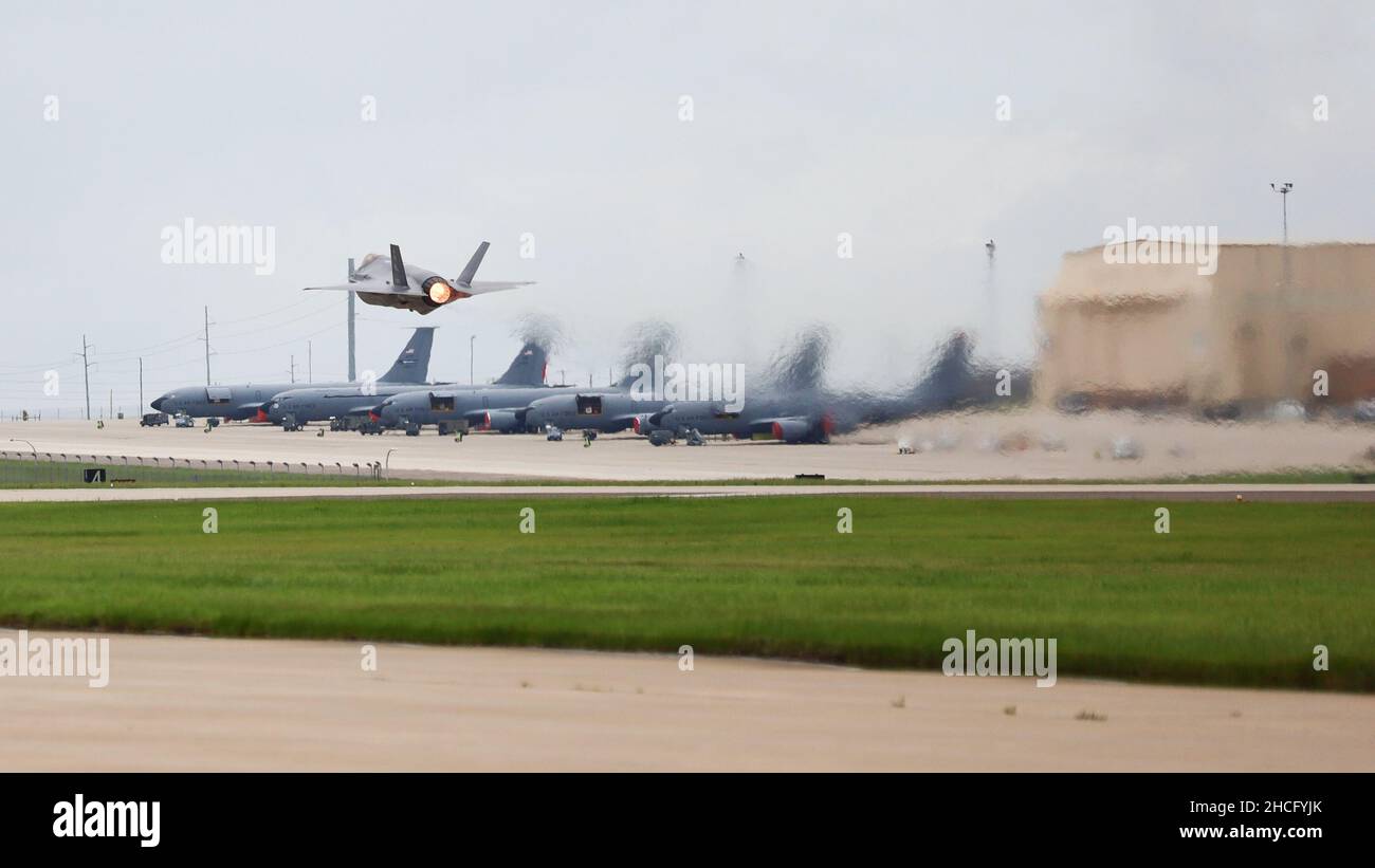 Ein Flugzeug des Air Force F-35 Lightning II Demonstrationsteams hebt ...