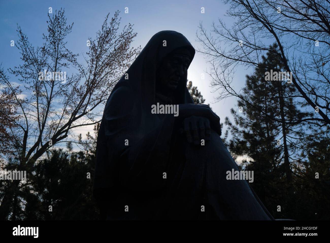 Trauernde mutter bronzeskulptur -Fotos und -Bildmaterial in hoher Auflösung – Alamy