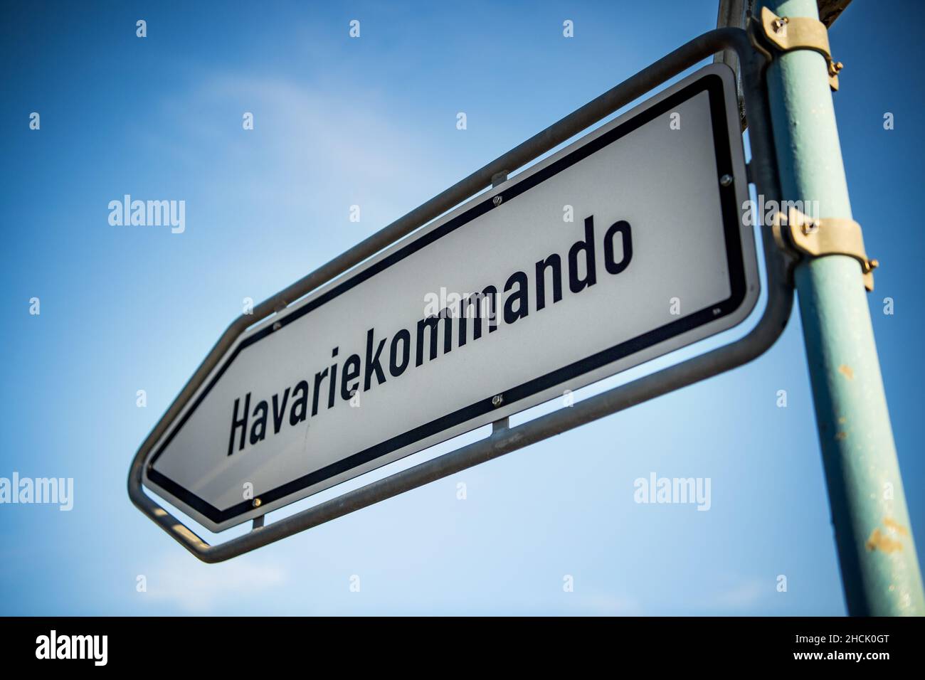 Cuxhaven, Deutschland. 02nd Dez 2021. Ein Schild weist auf die Lage des ...