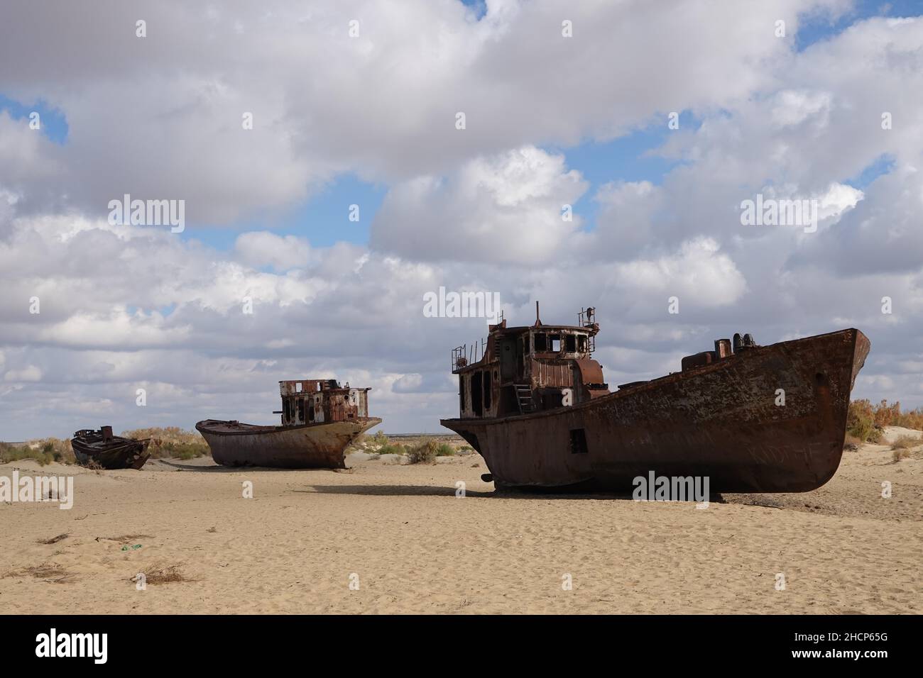 Mujnak, Usbekistan. 21st Oktober 2021. Rostige Schiffe liegen im Sand ...