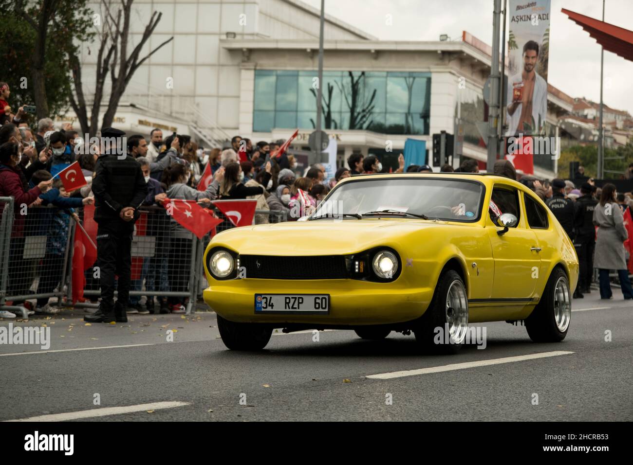 Istanbul, Türkei - 29. Oktober 2021: Seitenansicht eines gelben Anadol ...