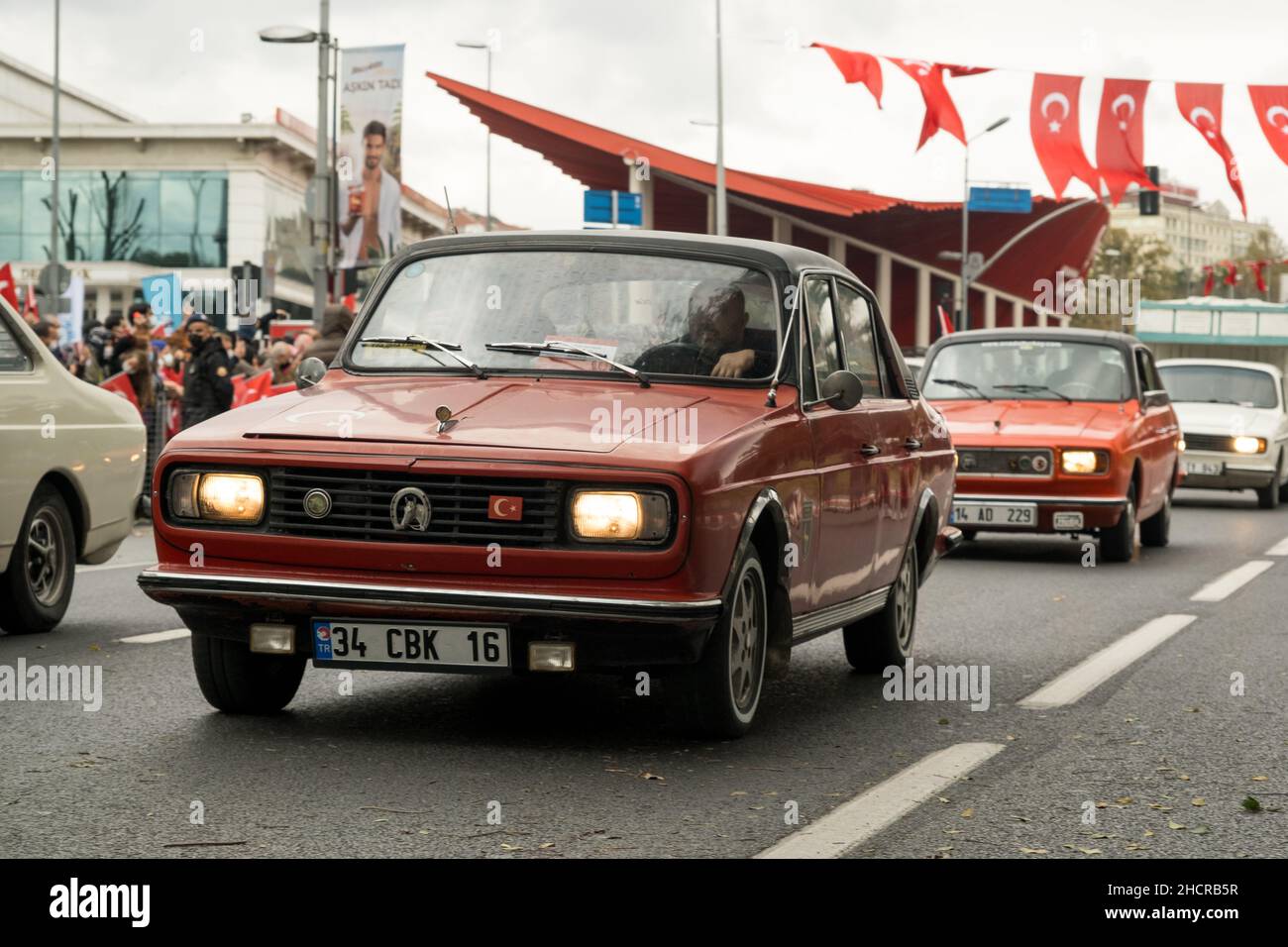 Istanbul, Türkei - 29. Oktober 2021:Vorderansicht eines roten Autos von Anadol, das 1967 ...