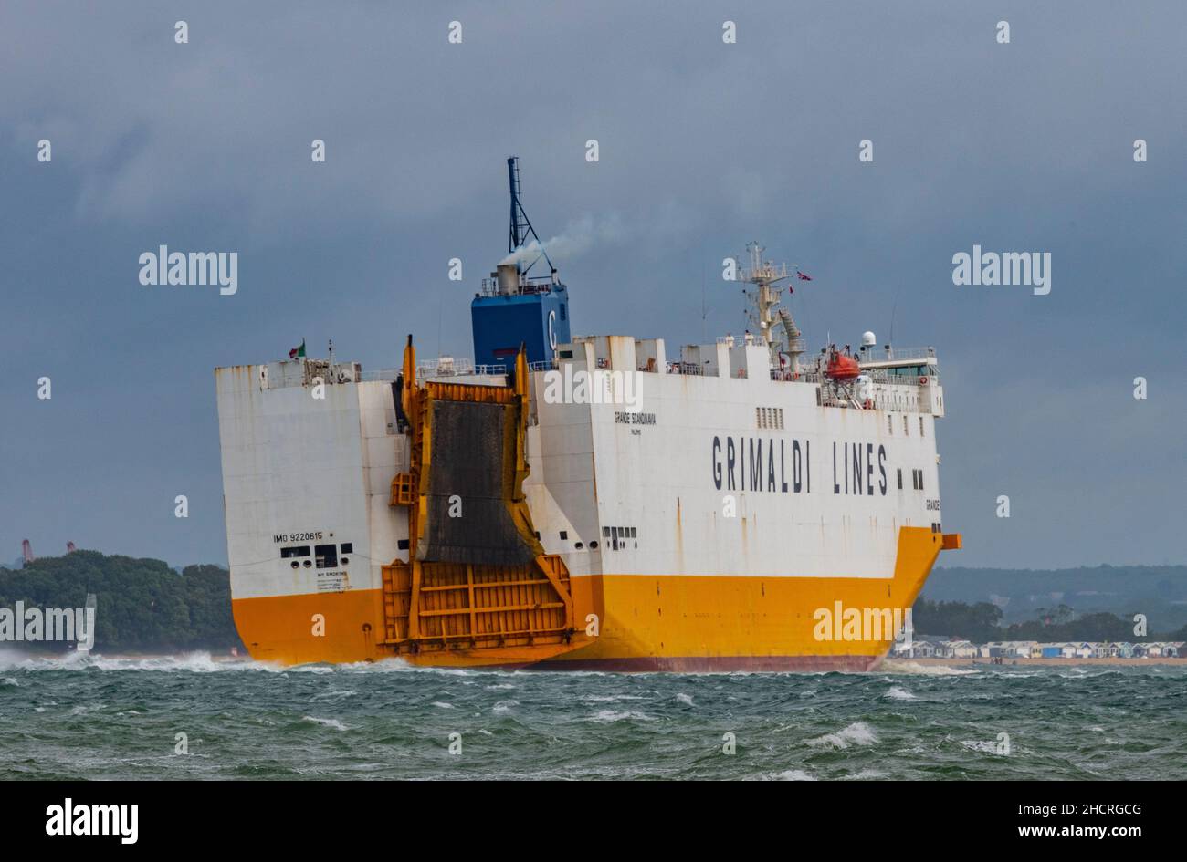grimaldi Lines Autotransporter Schiff Listing stark in den Dorn Kanal in der solent vor der ...