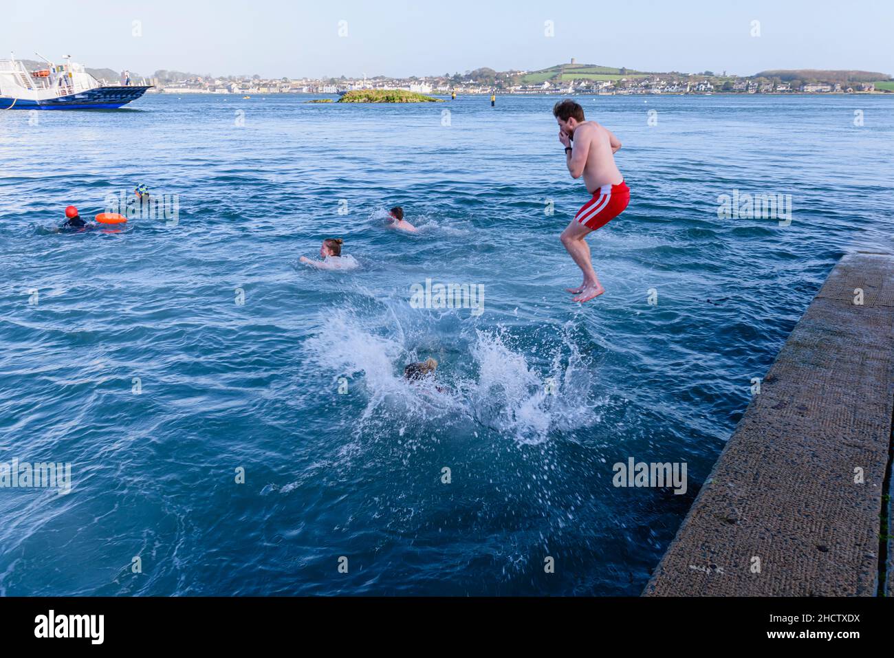 01/01/2022-Schwimmer tauchen und springen ins Meer zu Beginn des ...