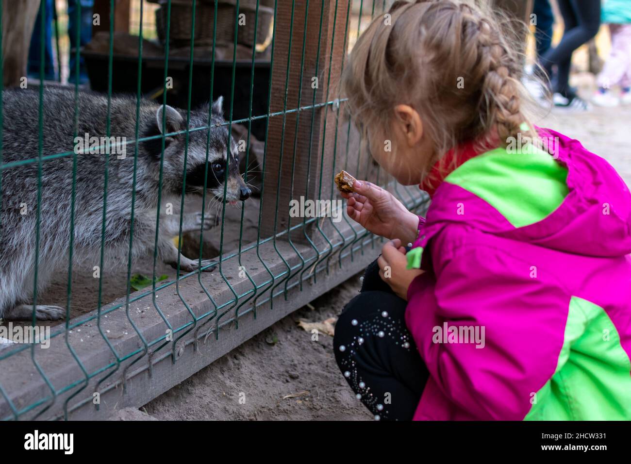 Mädchen im käfig -Fotos und -Bildmaterial in hoher Auflösung – Alamy