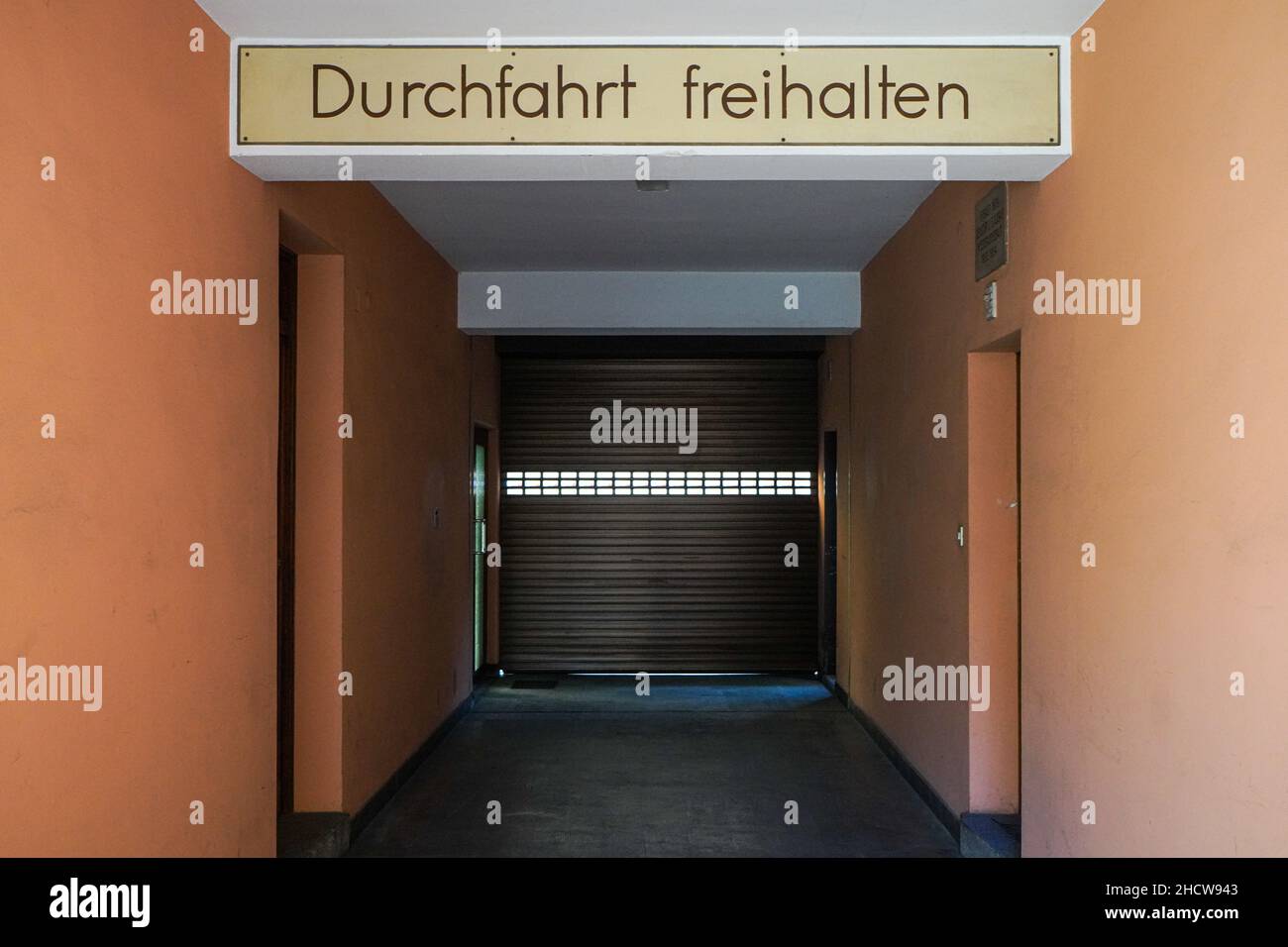 Durchgang frei halten -Fotos und -Bildmaterial in hoher Auflösung – Alamy