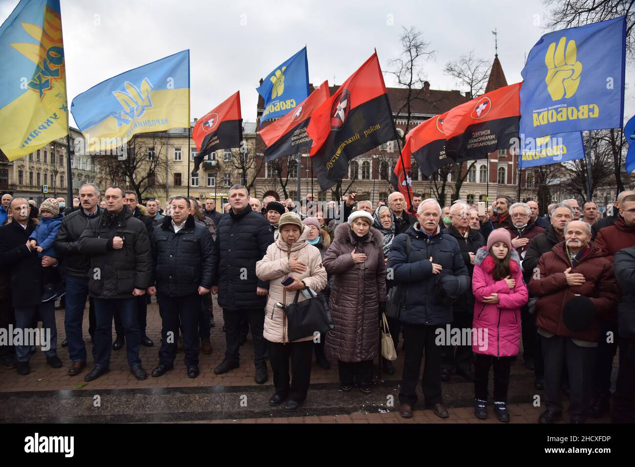 Lviv, Ukraine. 01st Januar 2022. Menschen singen die Nationalhymne der ...