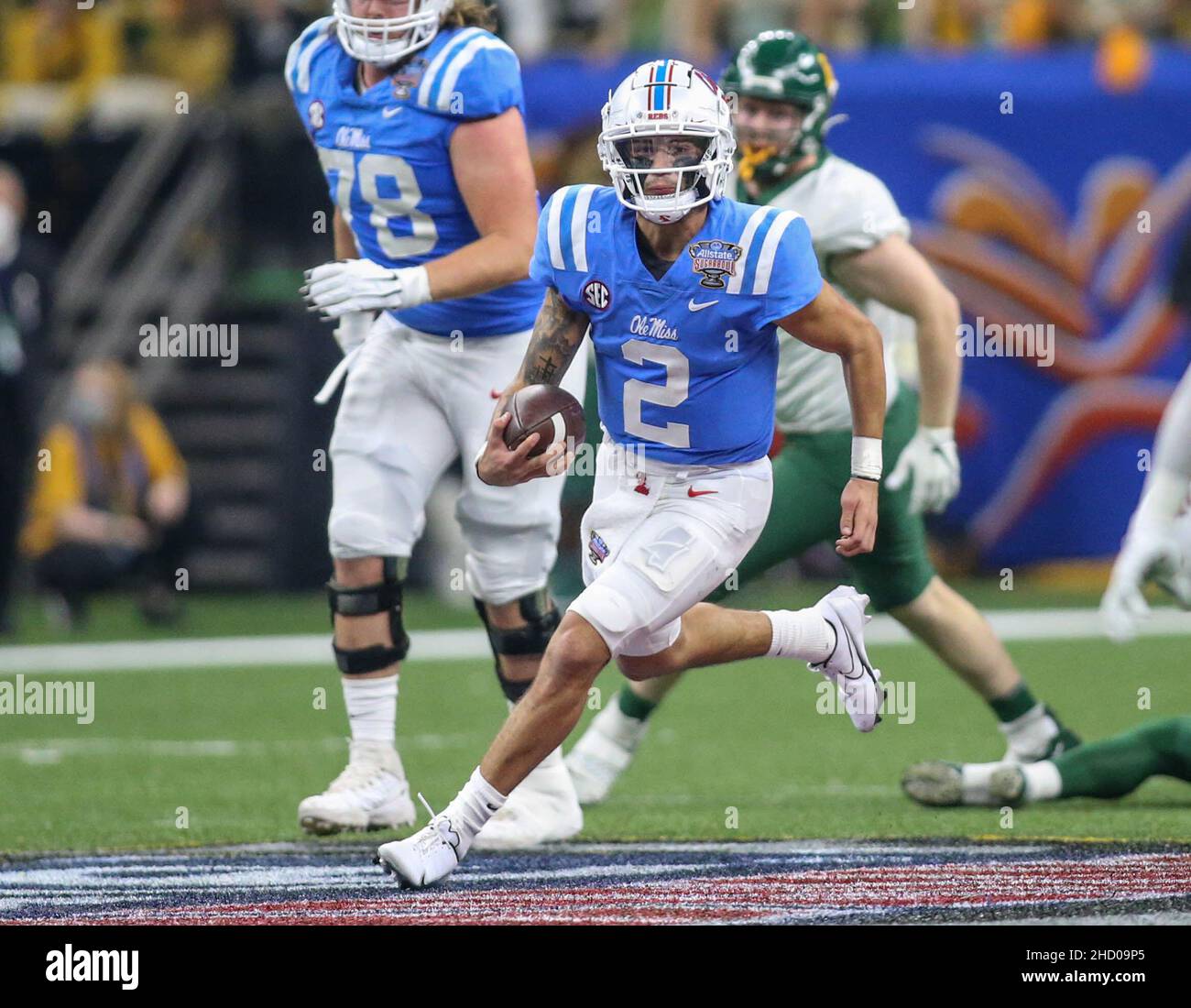 1. Januar 2022: Ole Miss Quarterback Matt Corral (2) sucht während der ...