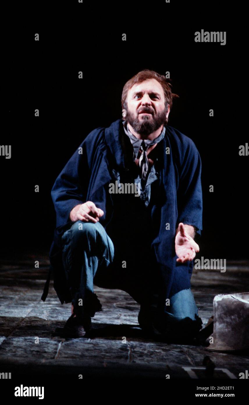 Jean valjean in les miserables -Fotos und -Bildmaterial in hoher ...