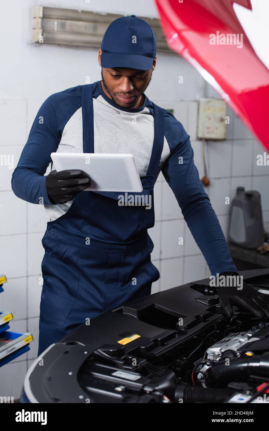 afroamerikanischer Techniker mit digitaler Tablette, die Diagnose des ...