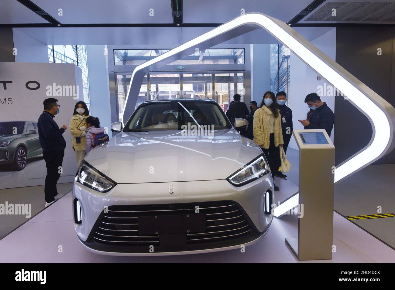 HANGZHOU, CHINA - 3. JANUAR 2022 - Bürger erleben den AITO Wenjie M5 ...