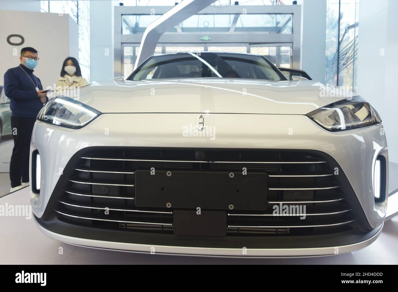 HANGZHOU, CHINA - 3. JANUAR 2022 - Bürger erleben den AITO Wenjie M5 ...