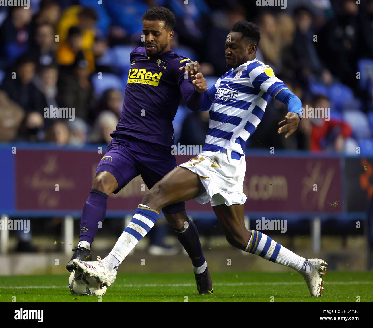 Nathan Byrne von Derby County und Abdul Rahman Baba von Reading kämpfen ...
