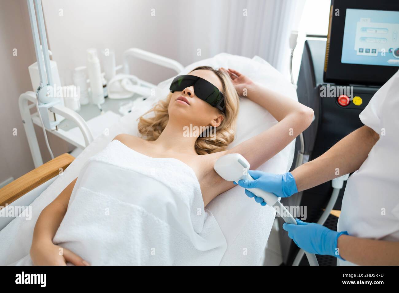 Armpit hair -Fotos und -Bildmaterial in hoher Auflösung – Alamy