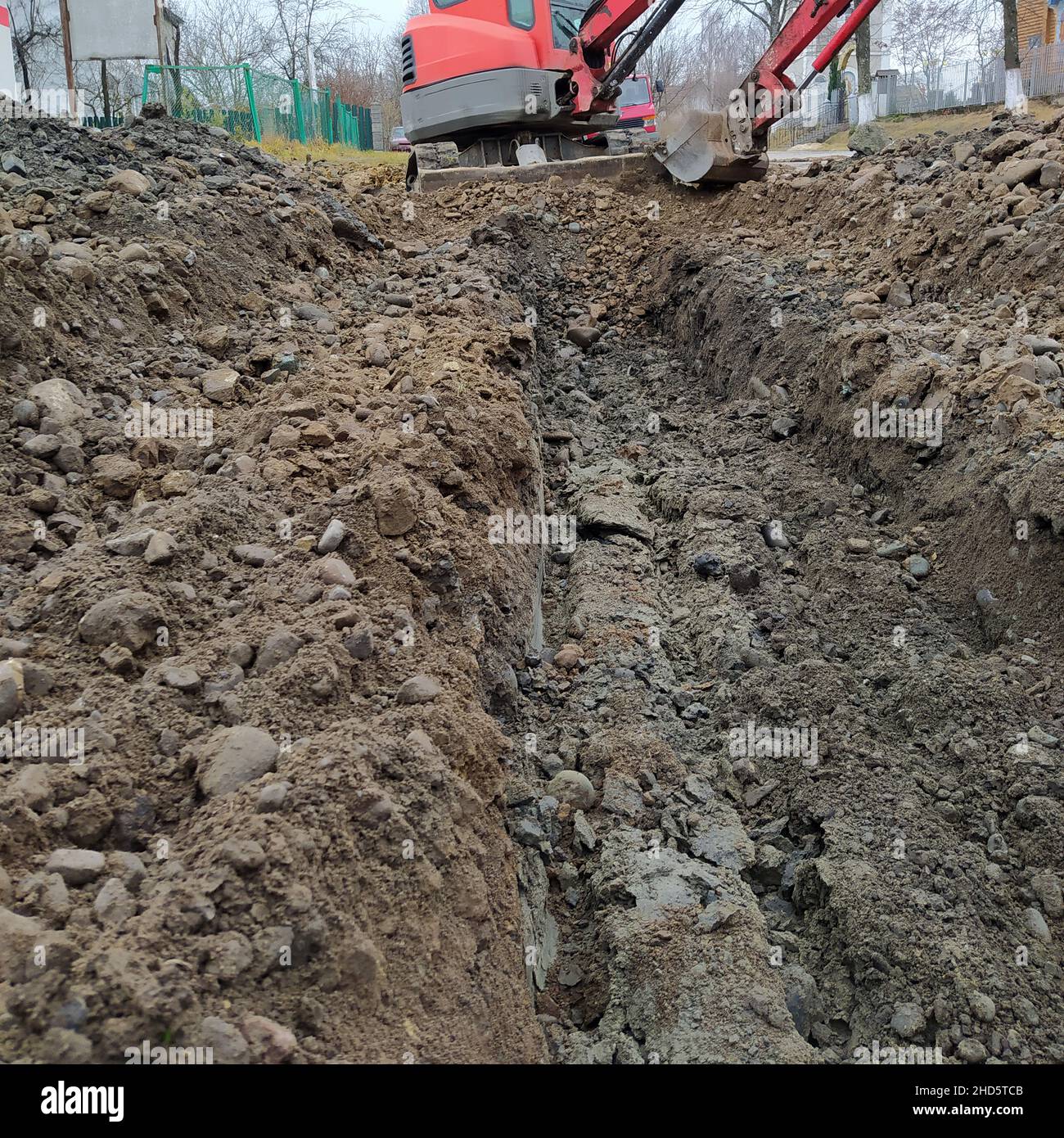 Ein Bagger gräbt einen Graben für Abwasser und Regenwasser am ...