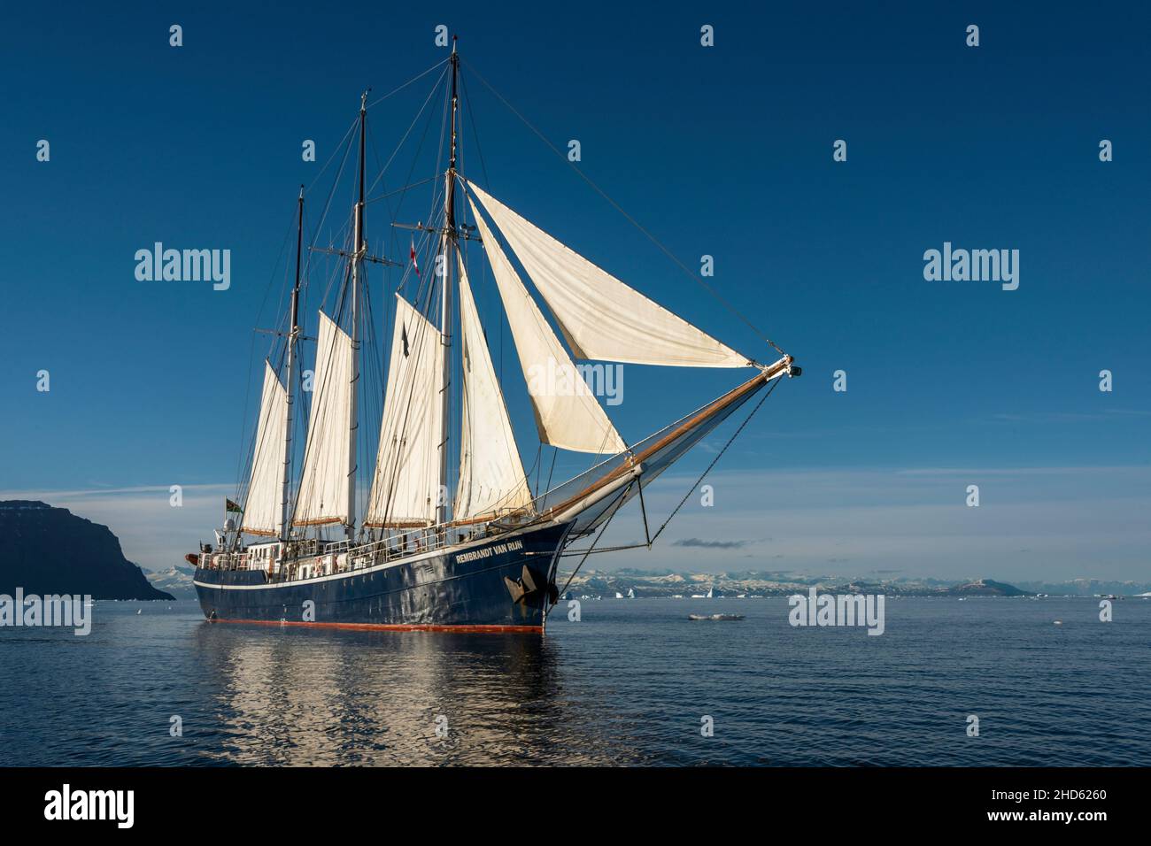 Rembrandt van Rijn unter Segel in Scoresby Sund bei leichter Brise ...