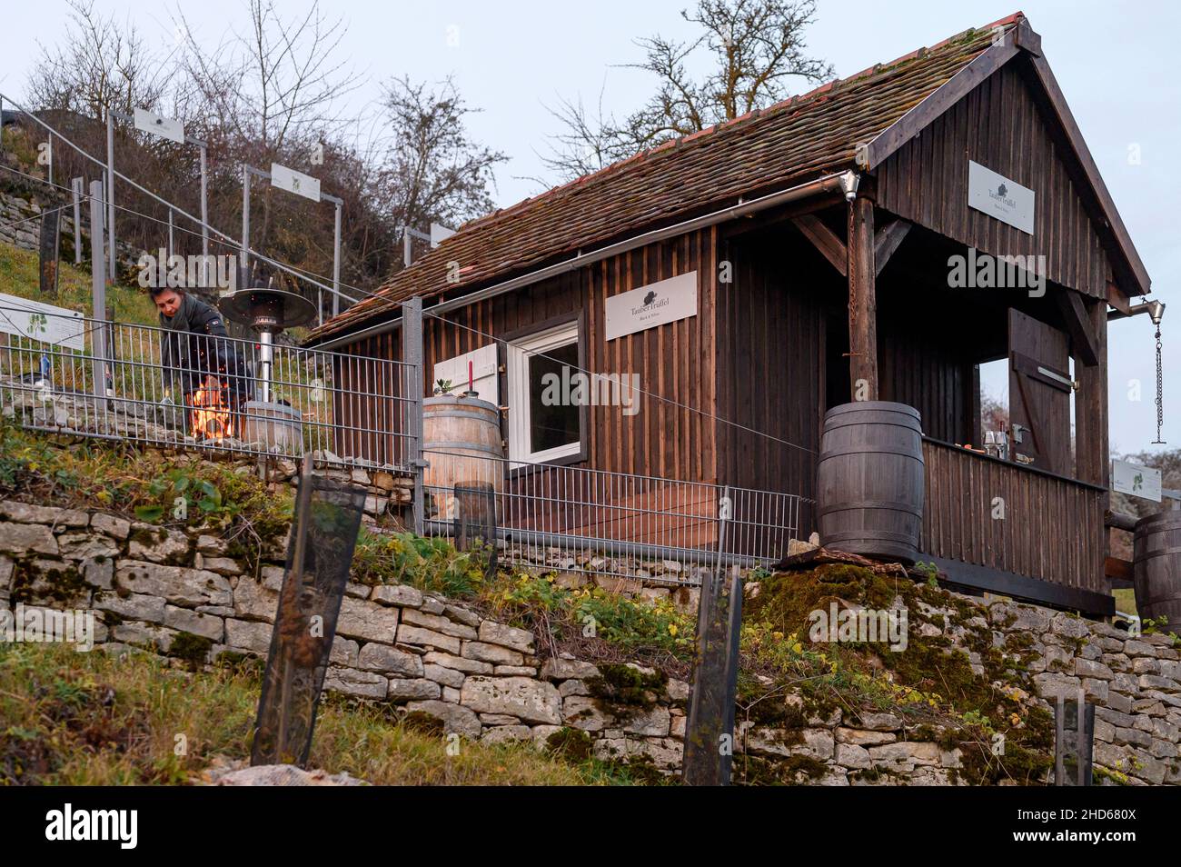 03. Dezember 2021, Bayern, Röttingen: Winzerin Michelle Fries legt vor ...