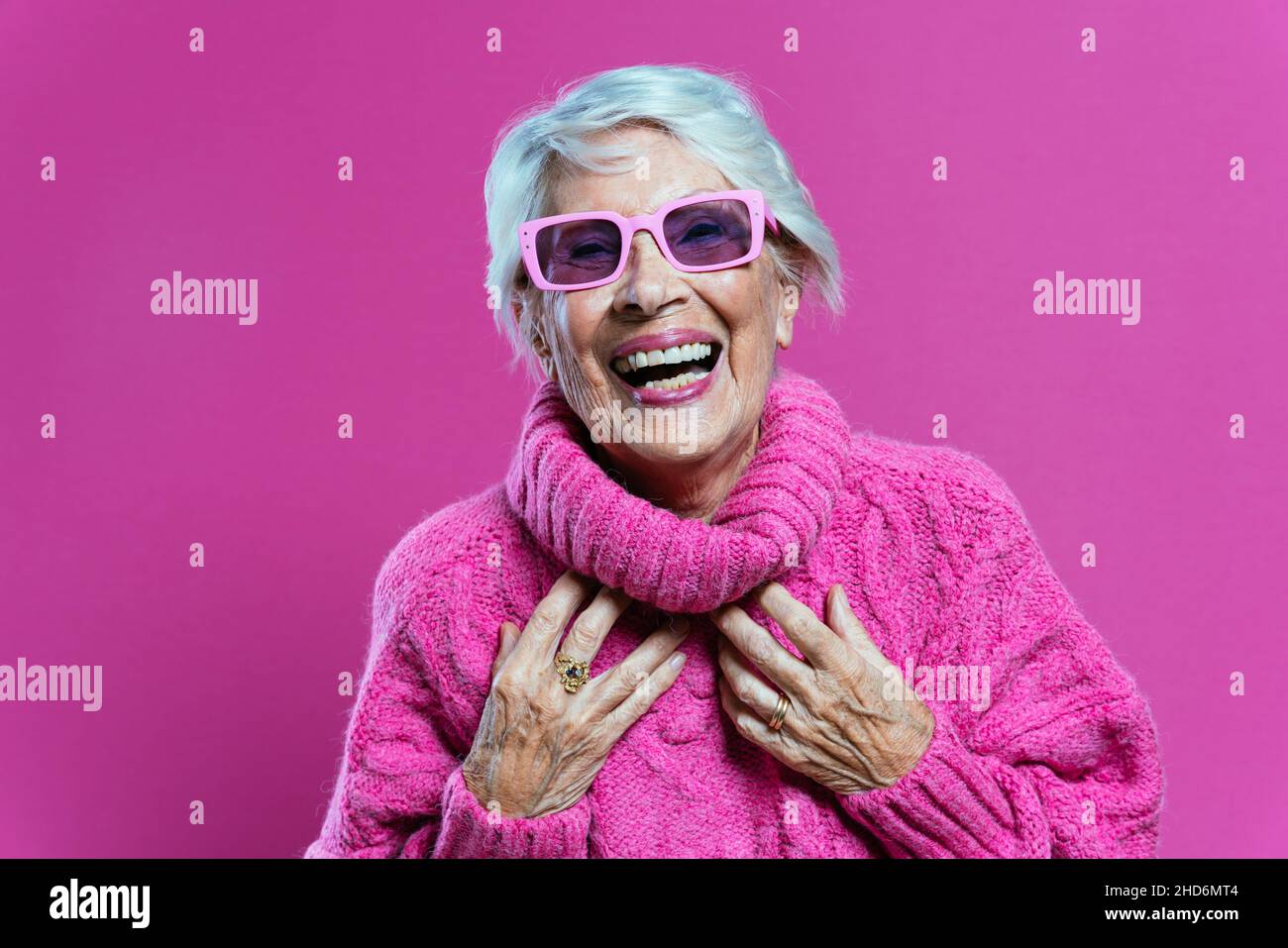 Alte frau verrückt -Fotos und -Bildmaterial in hoher Auflösung – Alamy