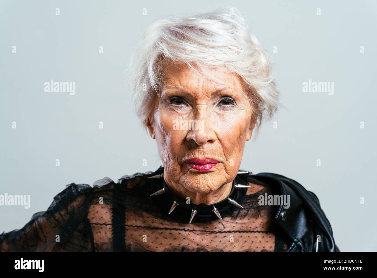 Schöne und elegante alte Influencer Frau. Coole Großmutter posiert im ...