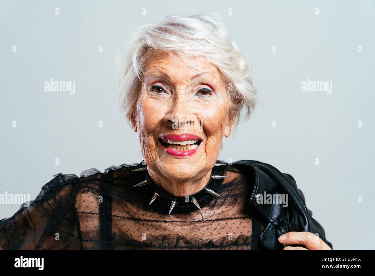 Schöne und elegante alte Influencer Frau. Coole Großmutter posiert im ...