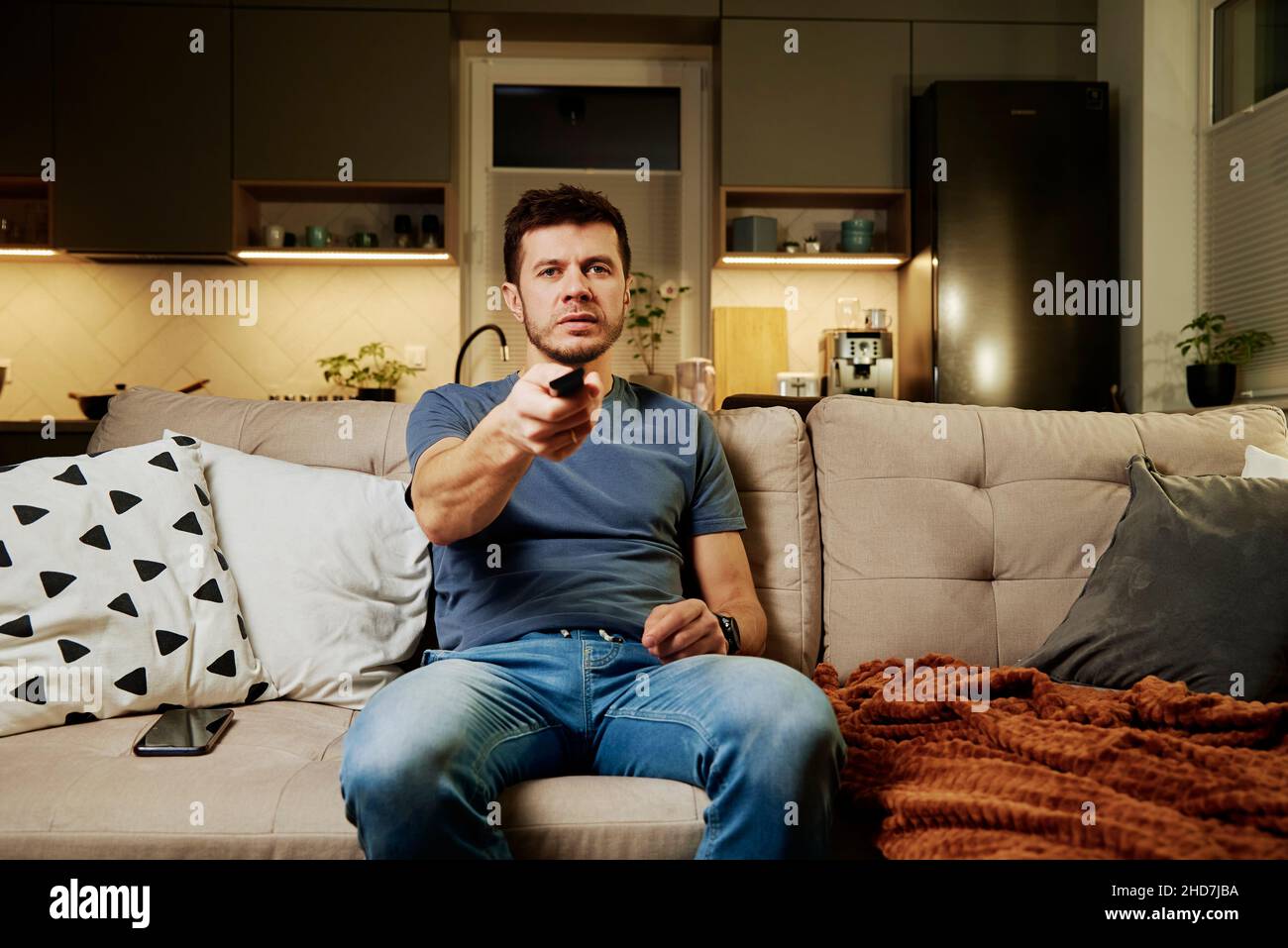 Lazy person watching tv -Fotos und -Bildmaterial in hoher Auflösung – Alamy