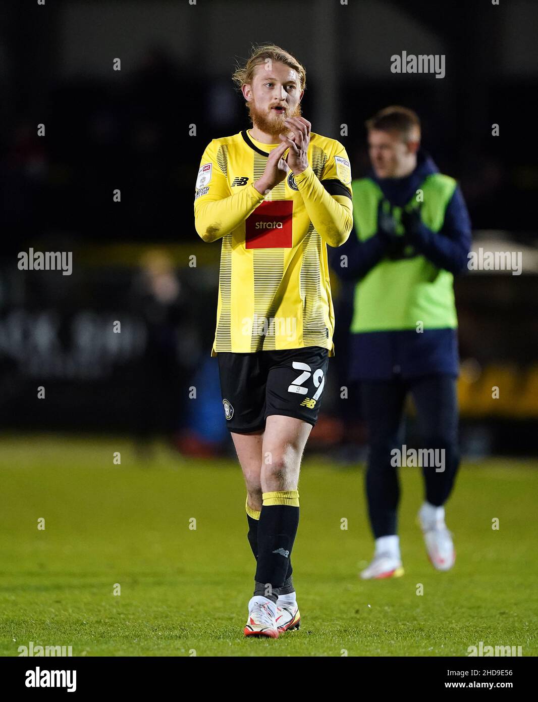 Luke Armstrong von Harrogate Town begrüßt die Fans nach dem sechzehn ...