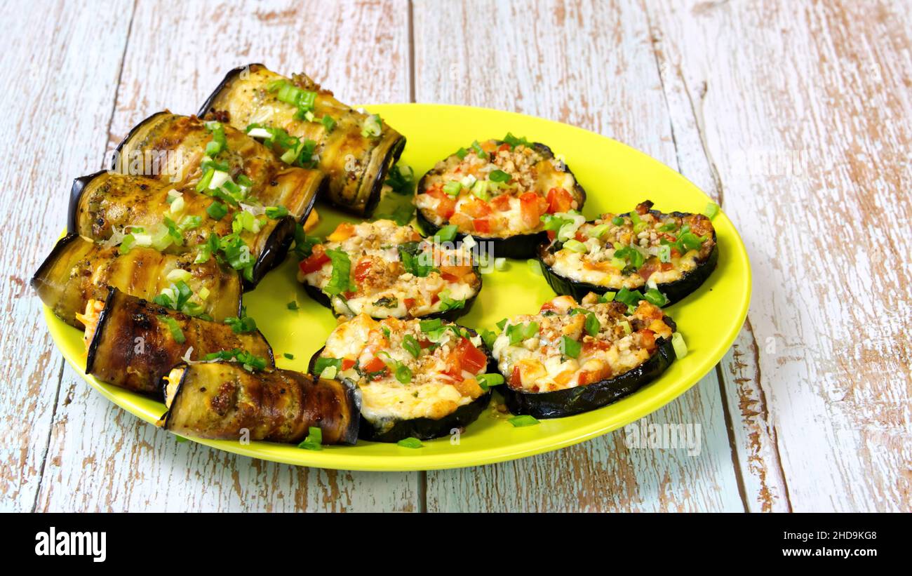 Ein festlicher Snack aus gebackenen Auberginen auf einem schönen Teller ...