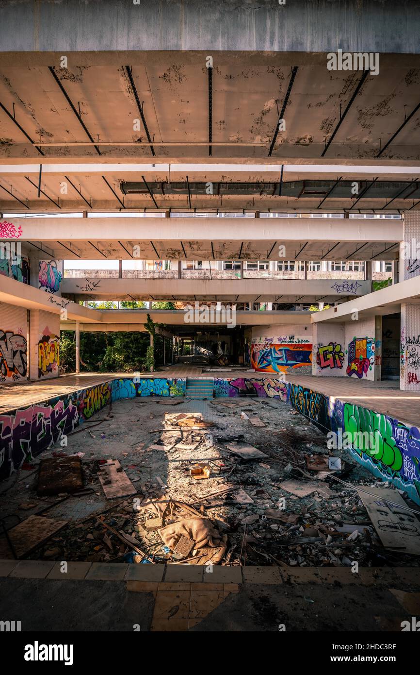 Lost Place, ein heruntergekommenes altes Hotel, Pool, Graffiti, Krk ...