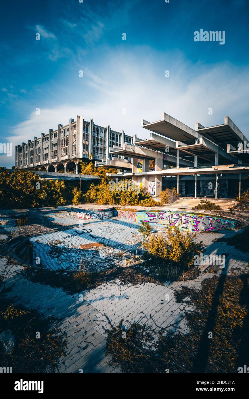 Lost Place, ein heruntergekommenes altes Hotel, Pool, Graffiti, krk ...