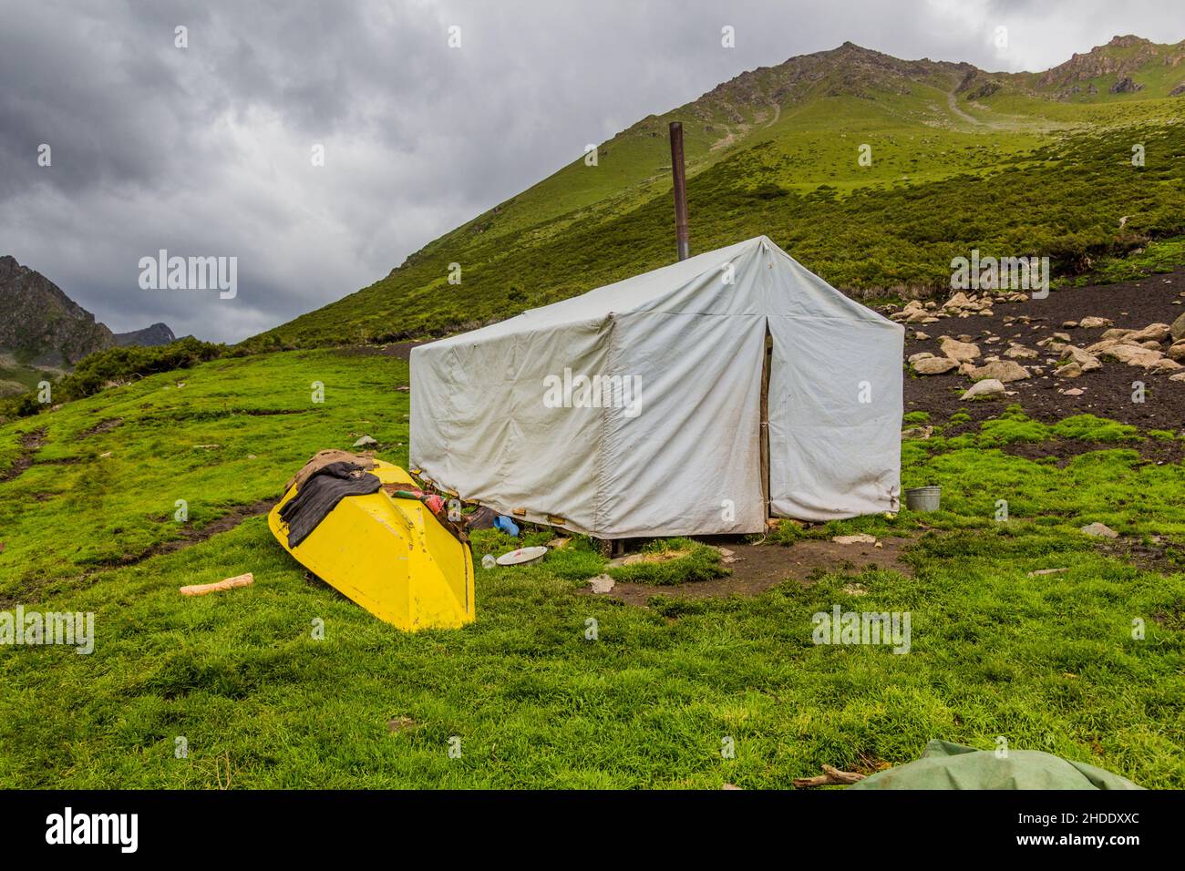 Asiatisches boot mit zelt -Fotos und -Bildmaterial in hoher Auflösung ...
