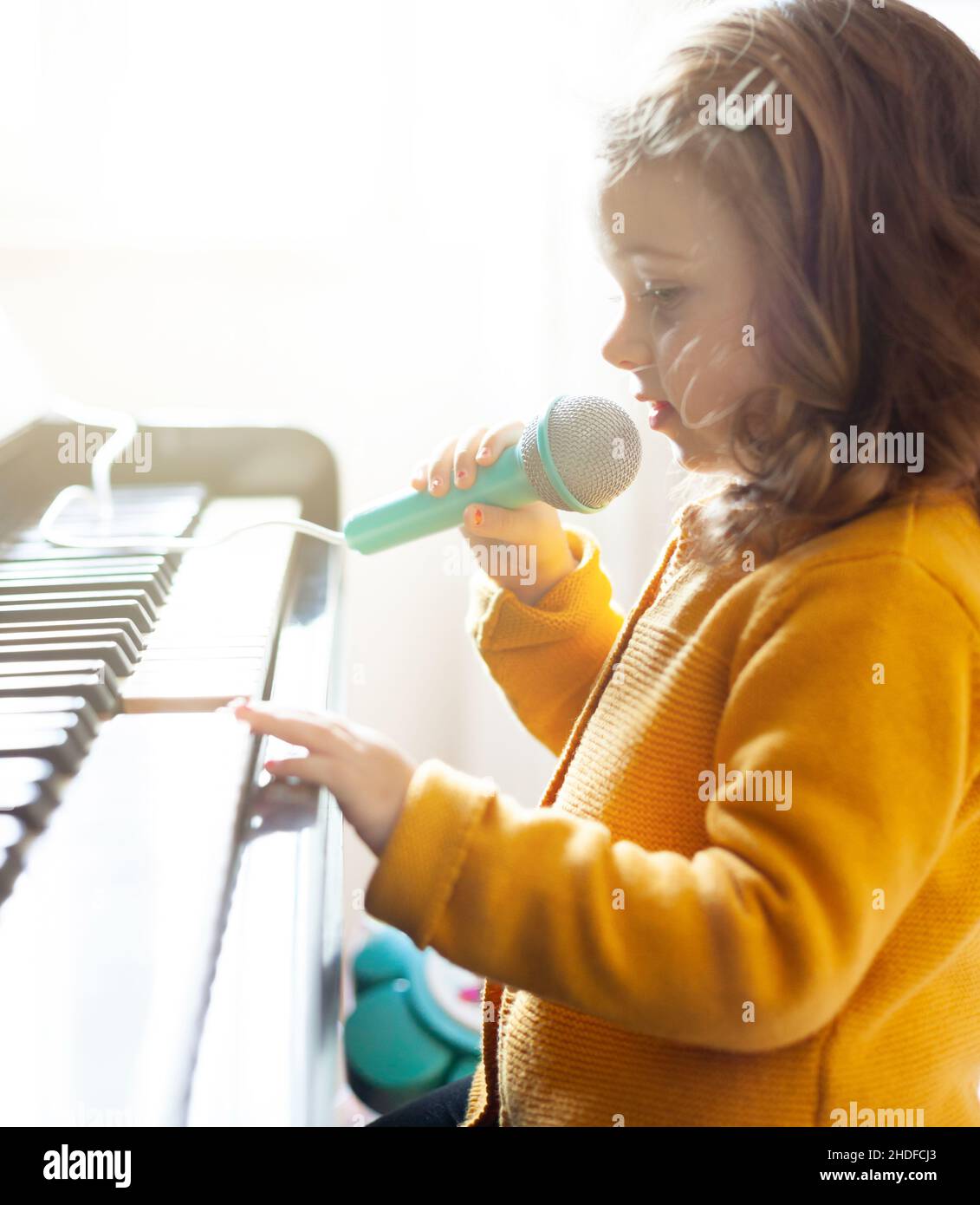Kinder singen und spielen musik -Fotos und -Bildmaterial in hoher ...