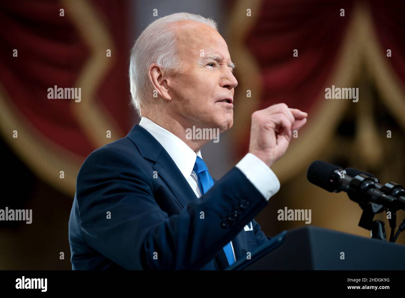 Präsident Joe Biden hält am Donnerstag, den 6. Januar 2022, in der ...