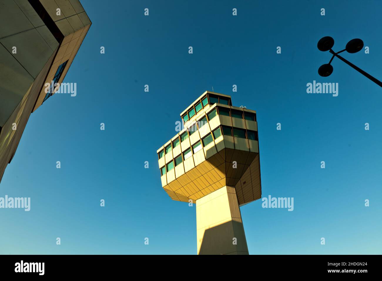 Flughafen tower berlin -Fotos und -Bildmaterial in hoher Auflösung – Alamy