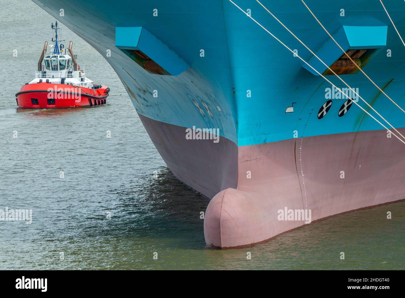Schlepper, Containerschiff, Tanker, Schlepper, Containerschiffe, Tanker ...