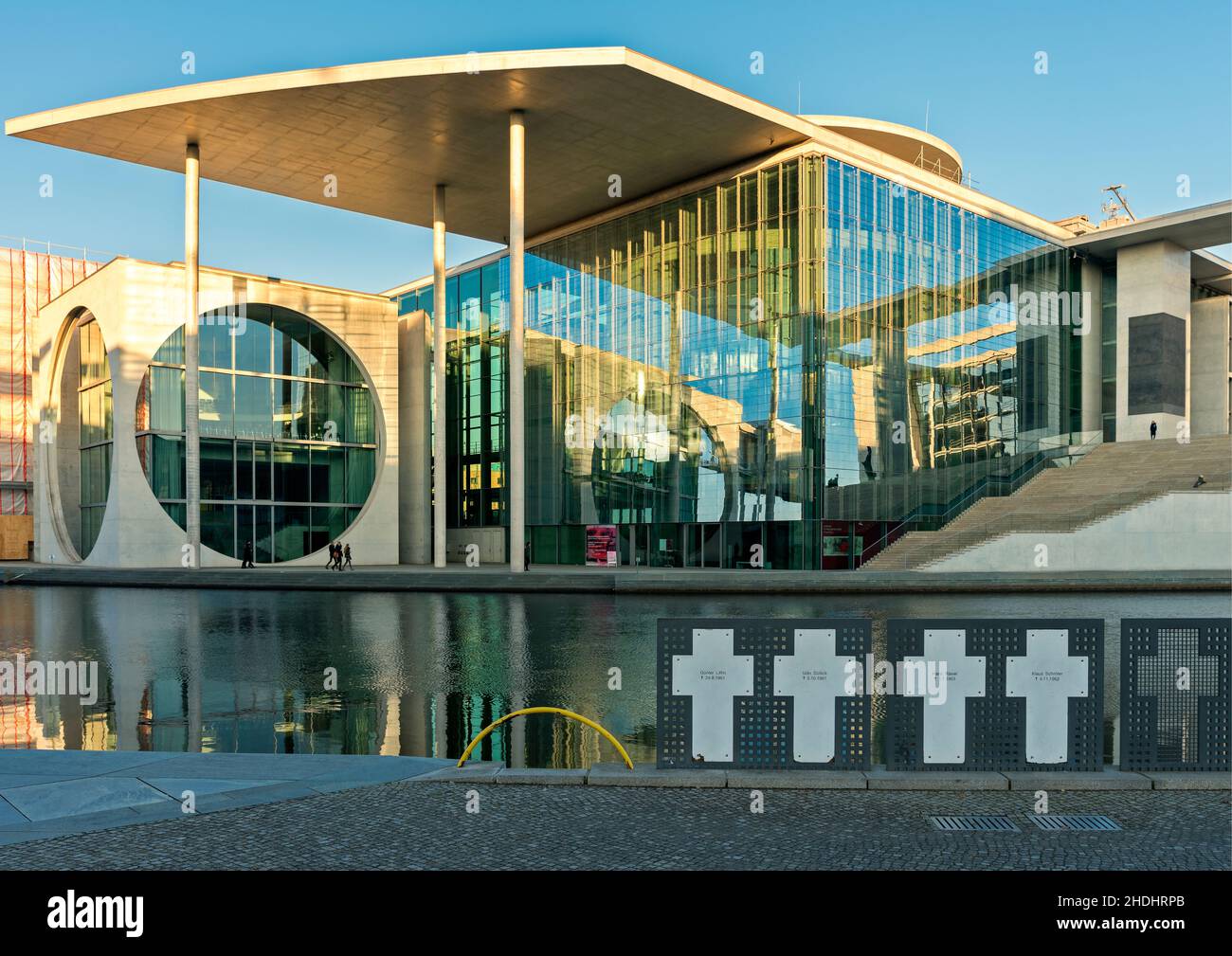 Kreuze der berliner maueropfer -Fotos und -Bildmaterial in hoher ...