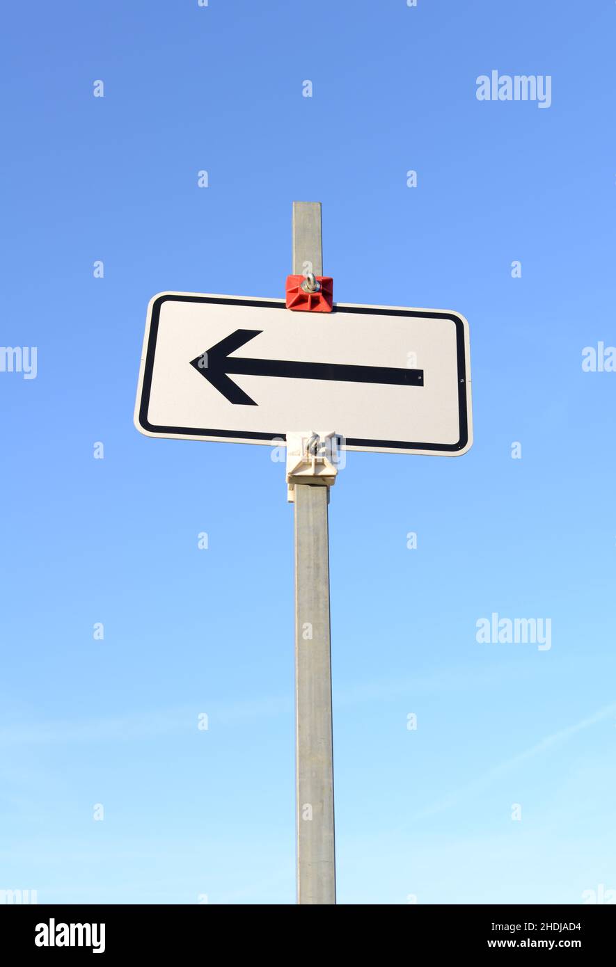Schild mit pfeil -Fotos und -Bildmaterial in hoher Auflösung – Alamy